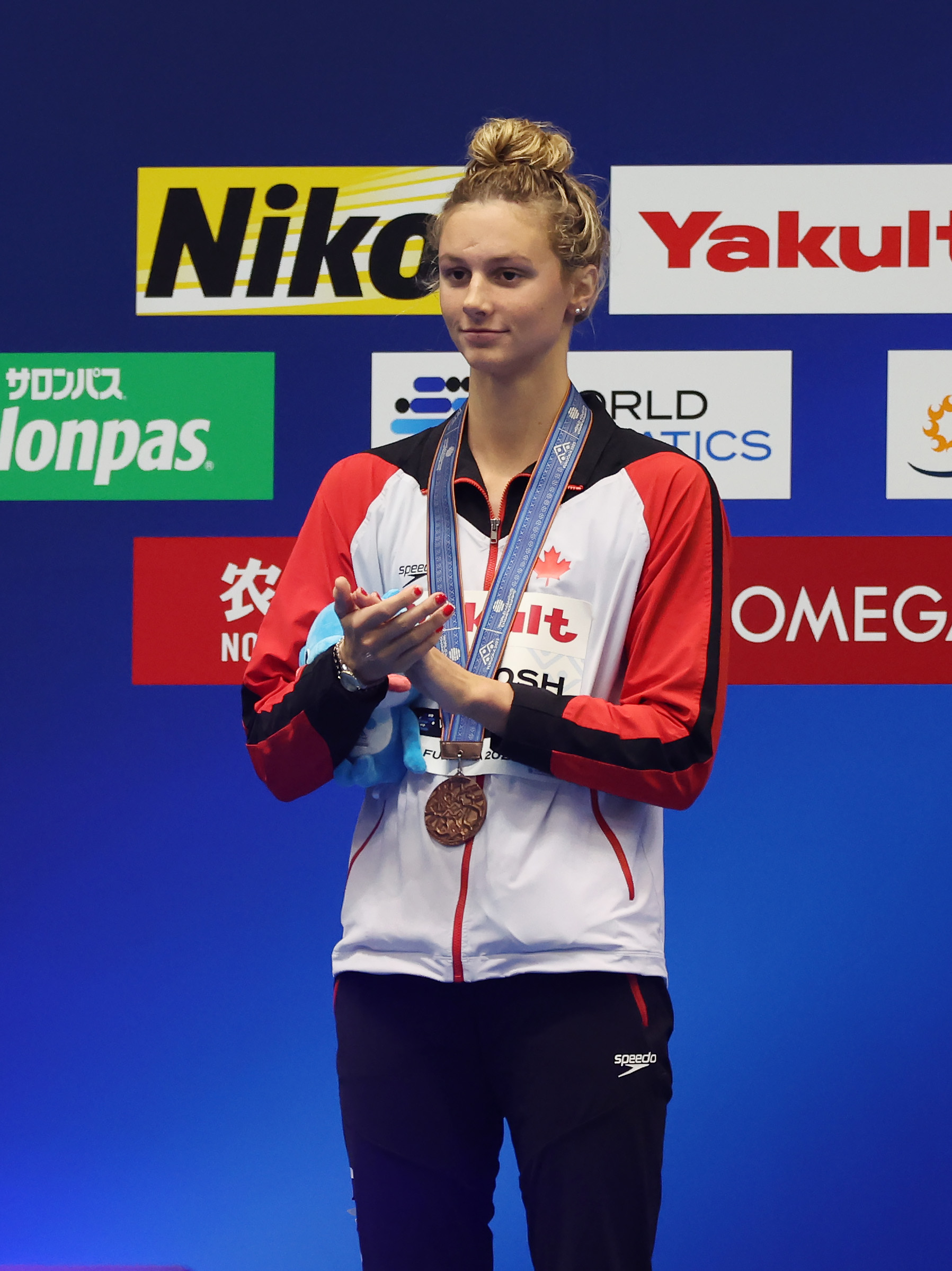 Summer McIntosh swims to 200m freestyle bronze at World Aquatics ...
